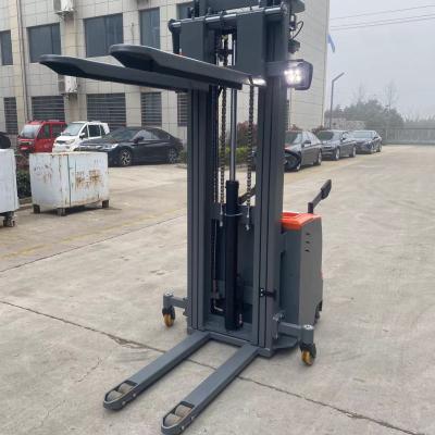 Cina Piede personalizzato di 1,2 tonnellate, 1,6 tonnellate e 2 tonnellate, impilatore di pallet elettrici con alberi triplici in vendita