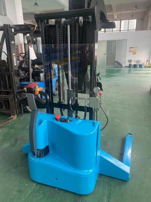 Cina 300 400 600 kg Apparecchio elettrico per la presa di rotoli, appaltatore di pallet azionato, sollevatore a 360 gradi per rotoli di carta in vendita