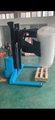Cina 300 400 600 kg Apparecchio elettrico per la presa di rotoli, appaltatore di pallet azionato, sollevatore a 360 gradi per rotoli di carta in vendita