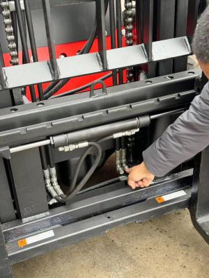 Cina Motore diesel carrello elevatore 3m 3,5m 5,5m altezza di sollevamento carrello elevatore diesel con cambio laterale in vendita