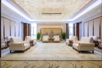 China OEM/ODM Customized Elegant Commercial Solid Wood Frame Furniture Collection Solution Sets Made-in China for sale