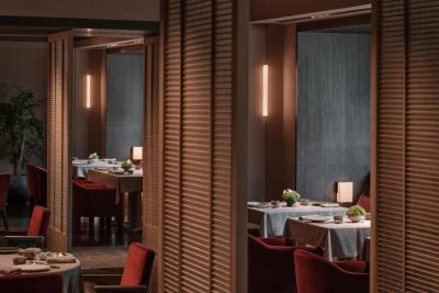 China Stylish Custom Options Modern Dining Room Furniture Modern Mirrored Dining Table Set for sale