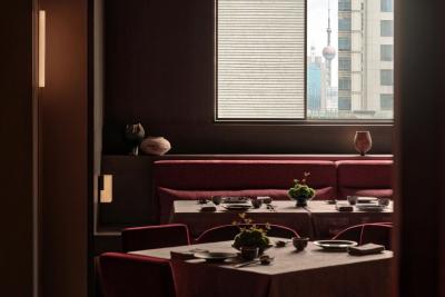 China Stylish Custom Options Modern Dining Room Furniture Modern Mirrored Dining Table Set for sale