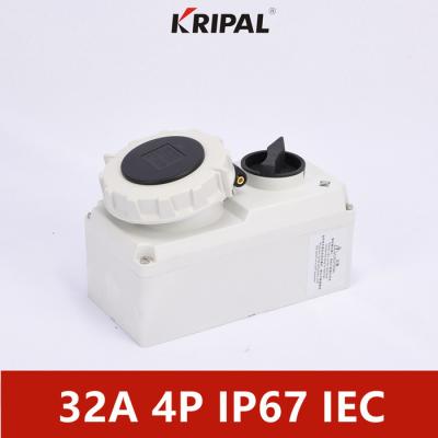 China IP67 16A 3P comutou o soquete com padrão mecânico do IEC do bloqueio à venda