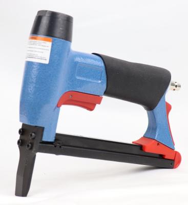Cina Arredamento durevole Pistola a graffetti Pneumatica a naso lungo graffetta 22 calibro per tappezzeria 7116L in vendita