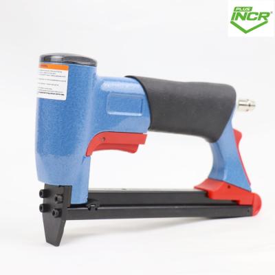 Cina Air Stapler Pneumatico a naso corto Pistola ad appendiabiti calibro 22 per la decorazione dei mobili 7116sn in vendita