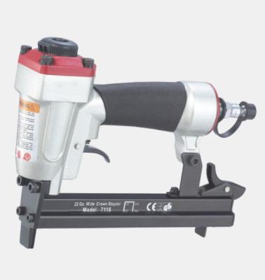 Cina 22 gauge Fine Crown Air Stapler Pneumatic Staple Gun 7116 per applicazioni professionali in vendita