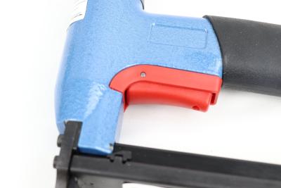 Cina 21 calibro Fine Crown Air Pneumatic Staple Gun 8016 Long Nose per esigenze non personalizzate in vendita