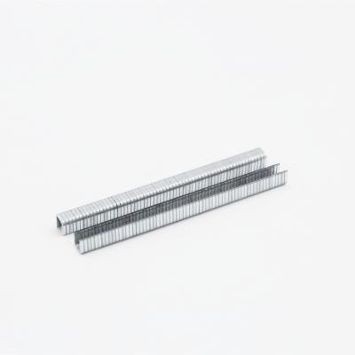 Cina Il cavo industriale galvanizzato standard 413j 4j della graffetta fine GB della corona 413j fissa il calibro 20 in vendita
