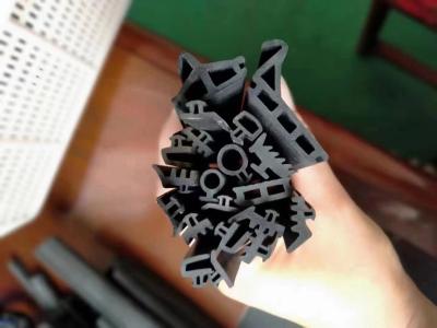 中国 中国の工場冷た抵抗力があるゴム製密封のストリップの塗布のゴム製縞 販売のため