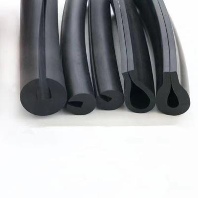 Cina Estrusione di modellatura nera di gomma su ordinazione P di dimensioni EPDM del ODM dell'OEM la varia modella le strisce delle guarnizioni della diga in vendita