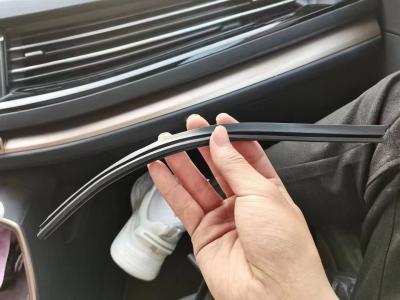 Cina Estrusione di modellatura nera di gomma su ordinazione P di dimensioni EPDM del ODM dell'OEM la varia modella le strisce delle guarnizioni della diga in vendita