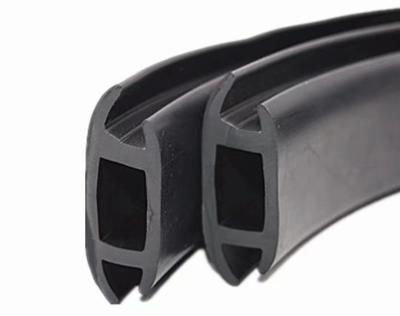 Cina Modanatura su ordine di gomma della riva di sigillamento 10~60 della spugna O Ring Strip Cord Extensible Round del silicone che taglia OEM in vendita