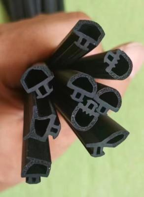 Cina Modanatura su ordine di gomma della riva di sigillamento 10~60 della spugna O Ring Strip Cord Extensible Round del silicone che taglia OEM in vendita
