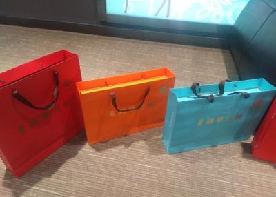 China Fashion Colored Paper Gift Bags With Handles Customized Size And Color for sale