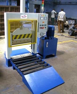 China CE Certified Industrial Rubber Cutting Machine Automatic Tire Cutter With Engine Gear Core Components for sale