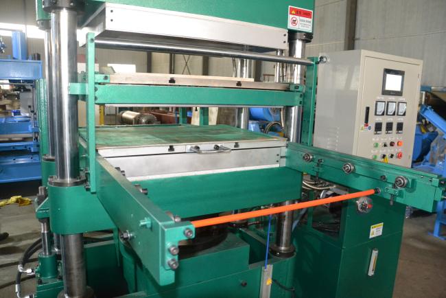 Solid tyre vulcanizing press machine frame structure