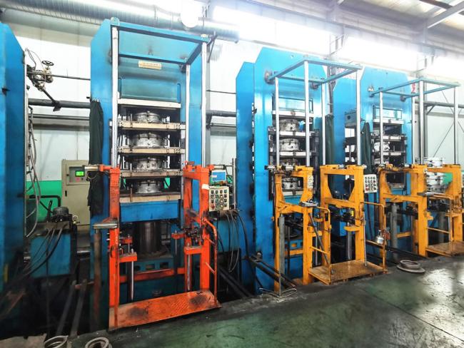 Solid tyre vulcanizing press machine hydraulic system