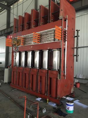 Presse de vulcanisation de bande de roulement de pneu