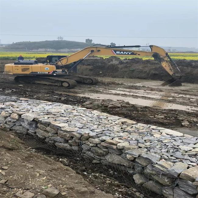Large-scale gabion wall installation for erosion control