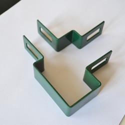 Cina Accessori per pali da recinzione Clip quadrate in ferro Raccordi di fissaggio in vendita