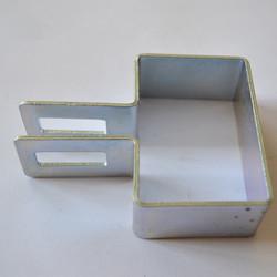 Cina Accessori per pali da recinzione Clip quadrate in ferro Raccordi di fissaggio in vendita