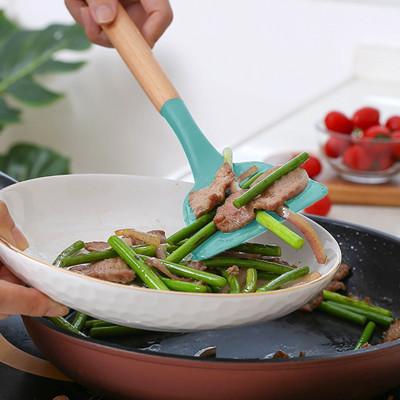Cina Utensili da cucina verdi della cucina del silicone messi con le maniglie di bambù di legno in vendita