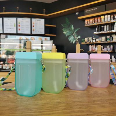 Cina bottiglia di acqua sveglia di plastica 300ml multicolore con paglia in vendita