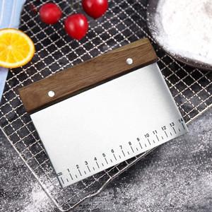 Cina Stainless Steel Dough Bench Scraper With Wooden Handle And Measuring Scales in vendita