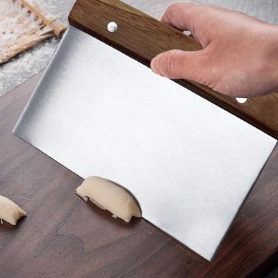 Cina Stainless Steel Dough Bench Scraper With Wooden Handle And Measuring Scales in vendita