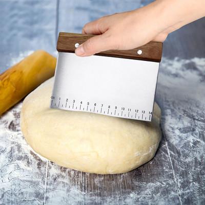 Cina Stainless Steel Dough Bench Scraper With Wooden Handle And Measuring Scales in vendita