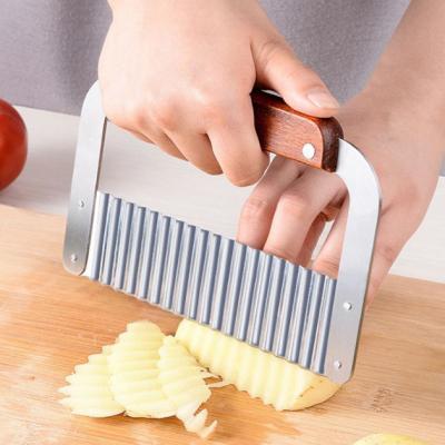 Cina Piega ondulata che taglia tagliando l'affettatrice a pezzi della patata di acciaio inossidabile degli strumenti con la maniglia di legno in vendita
