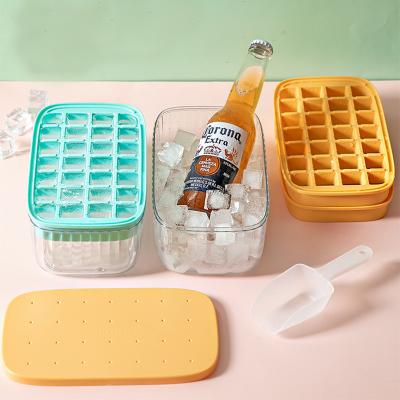 Cina Il creatore del cubetto di ghiaccio di 28 fori modella il congelatore con il coperchio ed il recipiente per la cucina in vendita