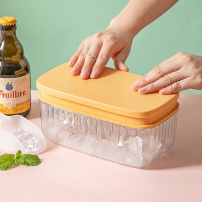Cina Il creatore del cubetto di ghiaccio di 28 fori modella il congelatore con il coperchio ed il recipiente per la cucina in vendita