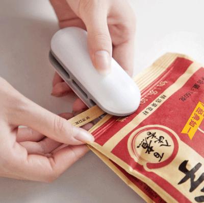 China Mini Bag Sealer 2 em 1 calor e cortador para aferidor Handheld do vácuo dos sacos de plástico à venda