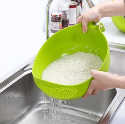 China Bacia plástica do filtro do arroz com a cozinha do punho que drena escorredores para vegetais de limpeza à venda