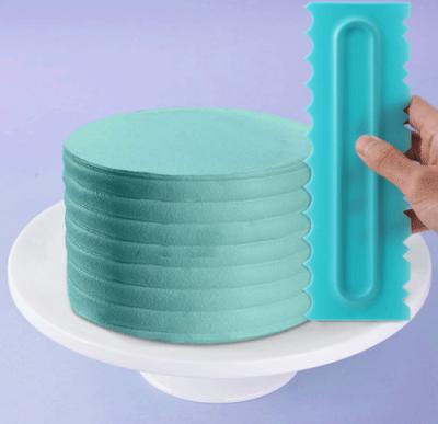 中国 ケーキのスクレーパーはプラスチック鋸歯のスクレーパーのポリッシャのバター クリームのケーキDIY用具を置いた 販売のため