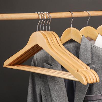 China Os ganchos de revestimento de madeira amigáveis de Eco no volume para a roupa deslizam não à venda