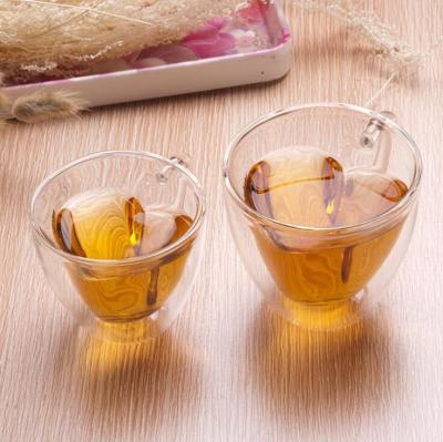 Cina Il cuore di vetro trasparente del regalo delle tazze beventi di abitudine ISO9001 ha modellato 200ml-300ml in vendita