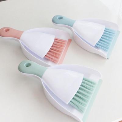 Cina Mini Brush And Dustpan Set di plastica dei bambini per il pavimento Sofa Desk Keyboard And Car in vendita