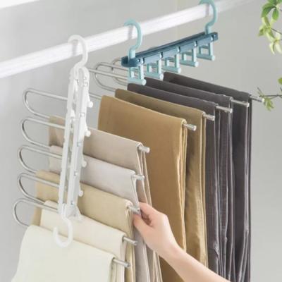 China Espaço dos eletrodomésticos que salvar o gancho de dobramento plástico que seca cremalheiras para a roupa à venda