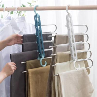 China Espaço dos eletrodomésticos que salvar o gancho de dobramento plástico que seca cremalheiras para a roupa à venda