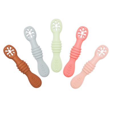 Cina Cucchiaio di masticazione dell'arcobaleno del silicone per i bambini e bambini lavastoviglie e cassaforte del congelatore in vendita