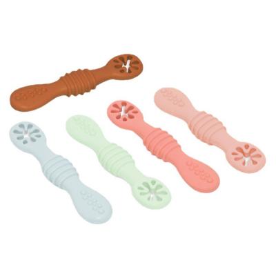 Cina Cucchiaio di masticazione dell'arcobaleno del silicone per i bambini e bambini lavastoviglie e cassaforte del congelatore in vendita
