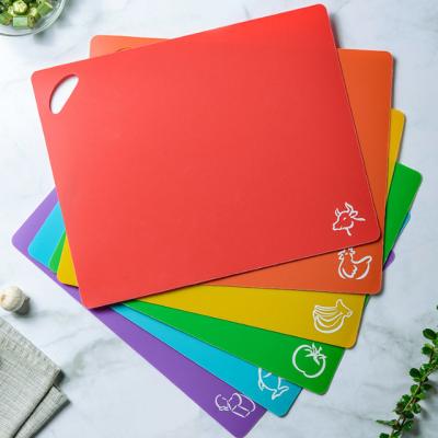 中国 食糧アイコンが付いている4枚のセットの家庭用品プラスチック プロダクト適用範囲が広いまな板のマット 販売のため