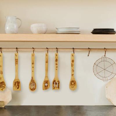 Cina 6pcs ha dipinto i cucchiai di legno di Natale messi per la decorazione della cucina in vendita