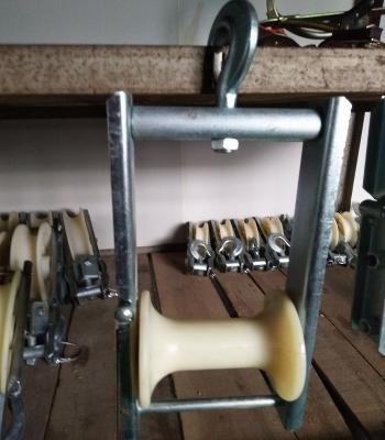 China Nylon Roller Aerial Cable Conductor Stringing Blocks 5 KN Galvanzied Frame for sale
