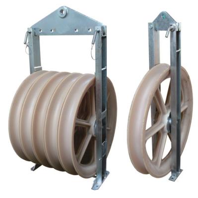 Cina puleggia di nylon del blocchetto della carrucola del rullo sopraelevato del cavo della trasmissione del grande diametro di 822mm con tre ruote in vendita