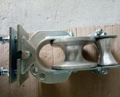 Cina Il blocchetto di cavo della puleggia ha galvanizzato Crossarm ha montato il blocchetto della corda di verso il cielo tre scopi in vendita