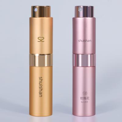 Chine Réapprovisionnement de voyage Bouteille de parfum à pulvérisation vide de poche 8 ml d'atomisateur en aluminium gravé à vendre